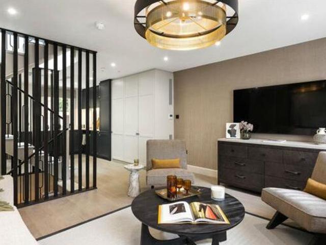 3 Bedroom Terraced House For Sale In London