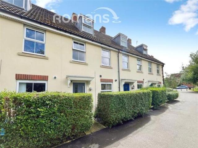 3 bedroom terraced house for sale in Lavinia Walk, Swindon, Wiltshire, SN25