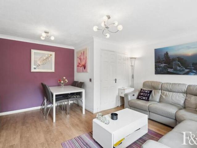 3 bedroom terraced house for sale in Littlebrook Avenue, Slough, SL2