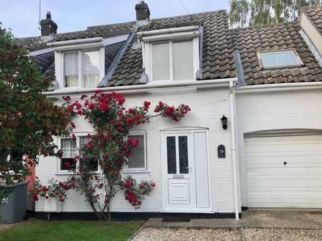 3 bedroom terraced house for sale in Manor Close Buxton NR10 NR10