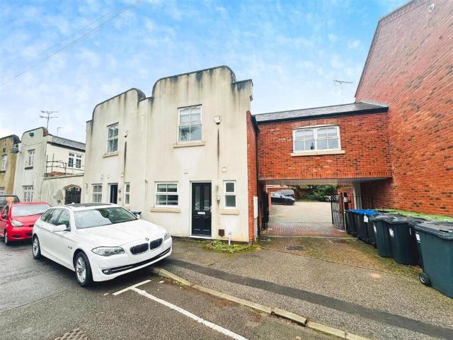 3 bedroom terraced house for sale in Milverton Crescent West, Leamington Spa, CV32