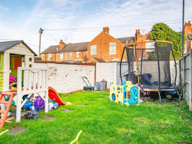 3 bedroom terraced house for sale in Scarll Road, Doncaster DN4