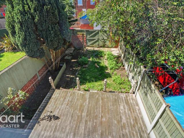 3 bedroom terraced house for sale in Senior Road, Hexthorpe, Doncaster, DN4
