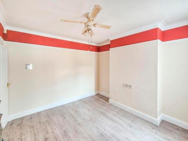 3 bedroom terraced house for sale in Shadyside, Doncaster, DN4
