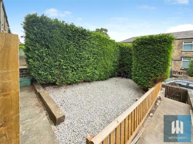 3 bedroom terraced house for sale in Stile Common Road, Huddersfield, HD4