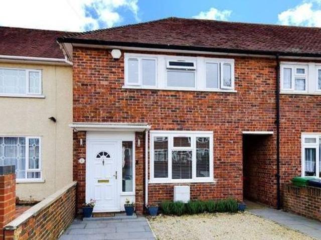 3 bedroom terraced house for sale in Paget Road Langley SL3