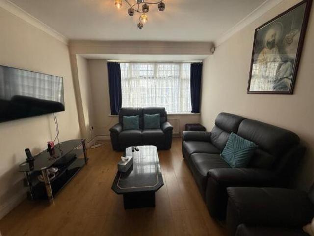 3 bedroom terraced house for sale in Park Avenue, Southall, UB1