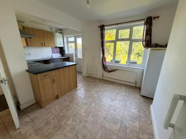 3 bedroom terraced house for sale in Pembroke Avenue, Luton, LU4