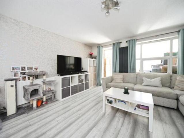 3 bedroom terraced house for sale in Rochford Drive, Luton, LU2