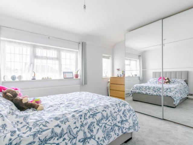 3 bedroom terraced house for sale in Ross Crescent, Watford, WD25