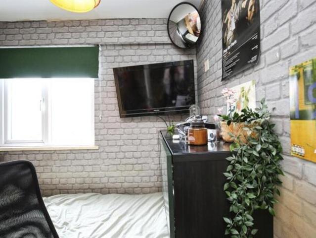 3 bedroom terraced house for sale in Raybrook Crescent, Swindon, SN2