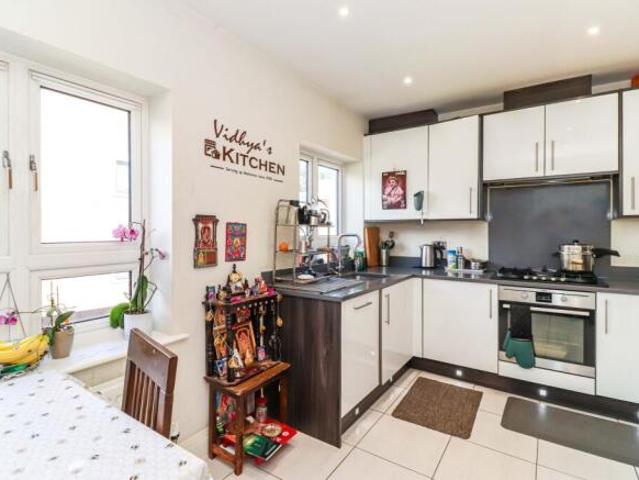 3 bedroom terraced house for sale in Rembrandt Way, Watford, WD18