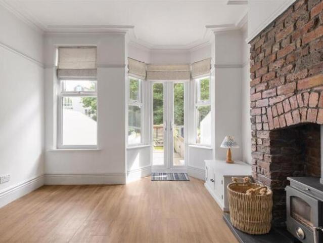 3 bedroom terraced house for sale in Wood View Terrace, Nether Green, S11