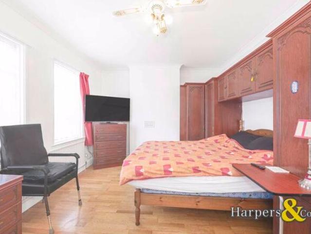 3 bedroom terraced house for sale in Waverley Crescent, London, SE18