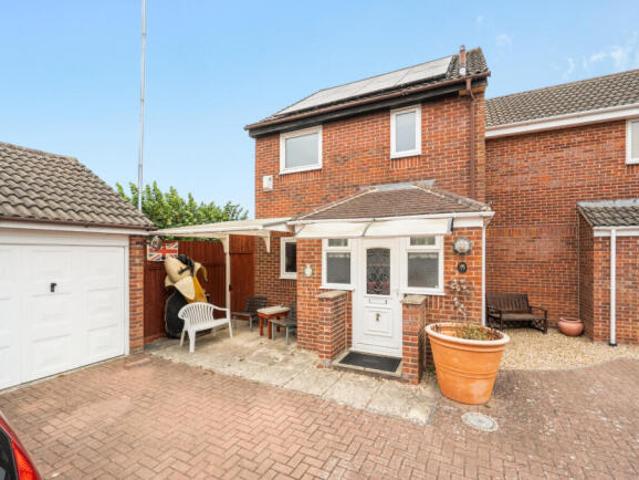 3 bedroom terraced house for sale in Wagtail Close, Covingham, Swindon, SN3