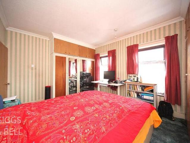 3 bedroom terraced house for sale in Warwick Road West, Luton, Bedfordshire, LU4