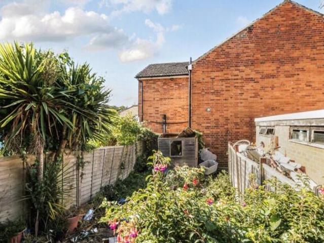 3 bedroom terraced house for sale in Wykeham Road, Reading, RG6