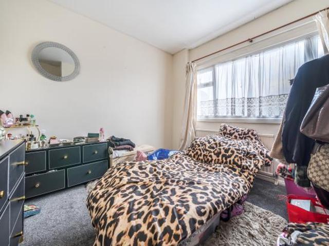 3 bedroom terraced house for sale in Tamar Way, Slough, SL3