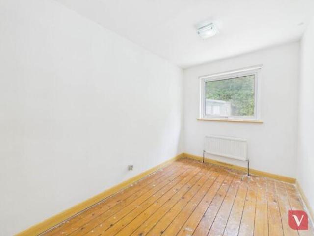 3 bedroom terraced house for sale in Trowbridge Gardens, Luton, LU2