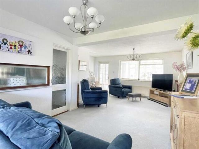 3 bedroom terraced house for sale in Uplands Drive, Springfield, Chelmsford, CM1