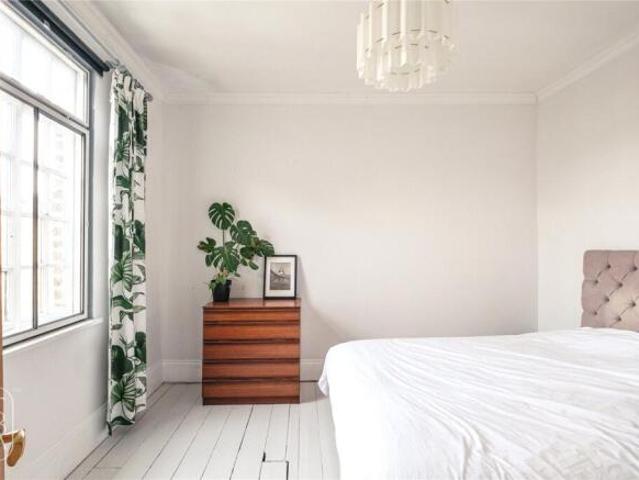 3 bedroom terraced house for sale in Victoria Park Road, London, E9