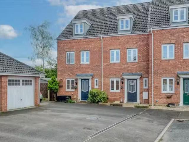 3 bedroom terraced house for sale in Yeomans Close, Astwood Ba.