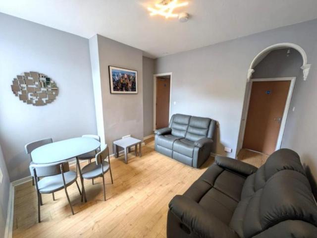 3 bedroom Terraced House To Let