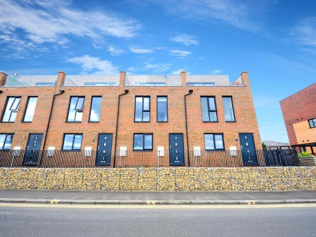 3 bedroom terraced house to rent
