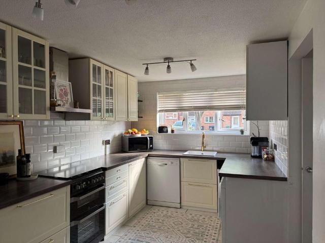 3 bedroom terraced house to rent