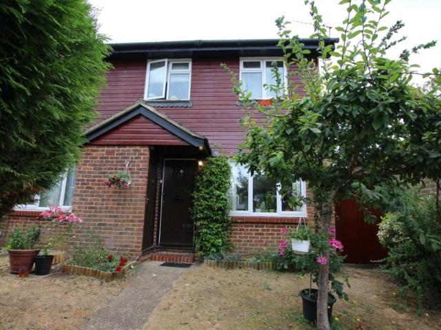 3 bedroom end of terrace house to rent