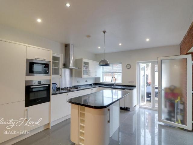 3 bedroom terraced house to rent