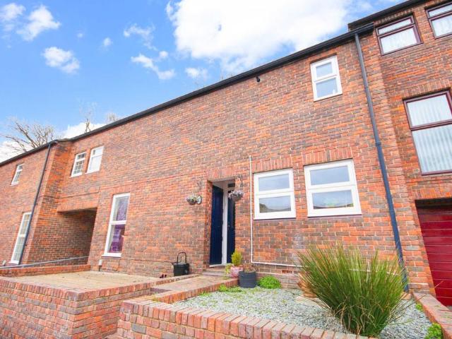 3 bedroom terraced house to rent