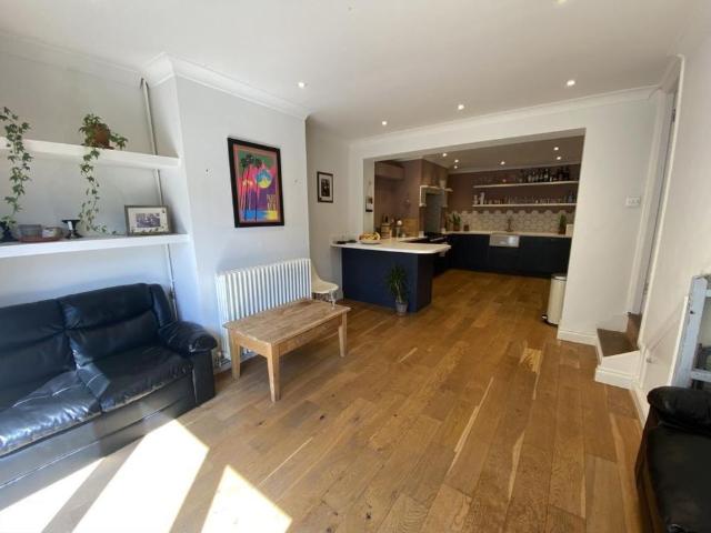 3 bedroom terraced house to rent
