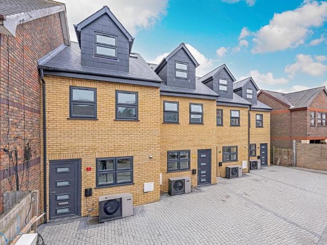 3 bedroom terraced house to rent