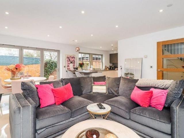 3 bedroom terraced house to rent