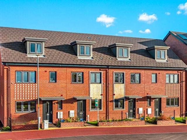 3 Bedroom Terraced House To Rent In Barrosa Way, Whitehouse, MK8