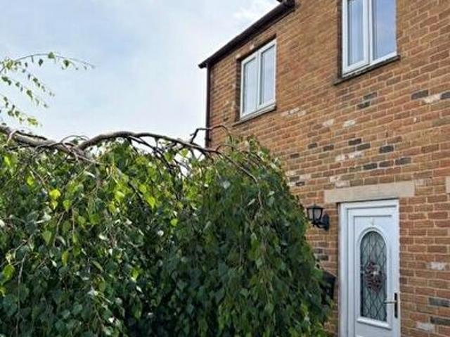 3 Bedroom Terraced House To Rent In Ralegh Crescent, Witney, OX28
