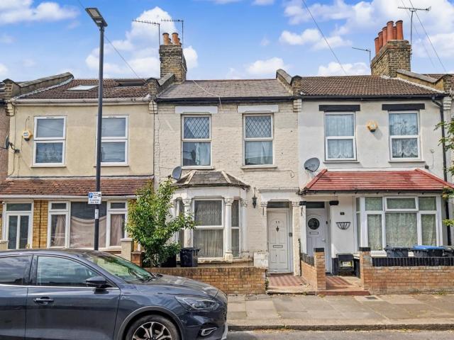 3 bedroom terraced house to rent on Raynham Avenue, London