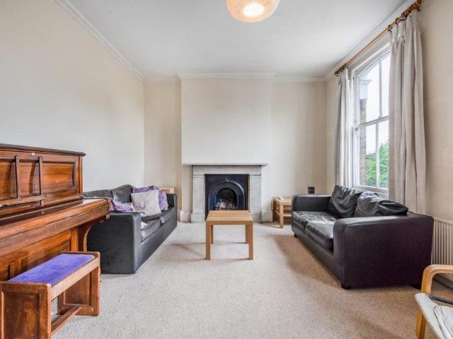 3 bedroom triplex to rent