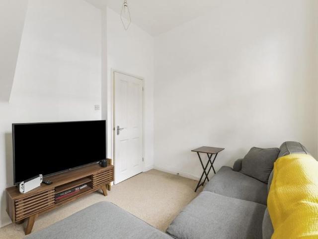 3 bedroom triplex to rent