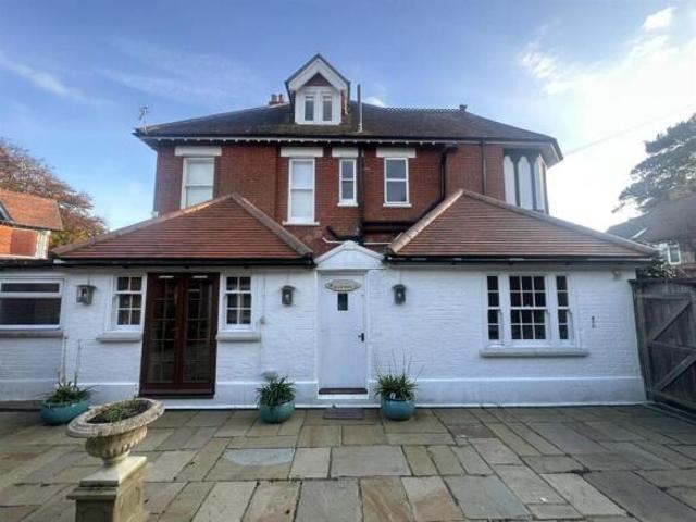 3 bedroom triplex for rent in 28 Pinewood Road, Branksome Park, Poole, BH13