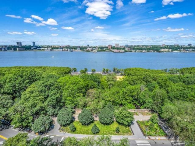 3 bedroom, Upper West Side NY 91293323