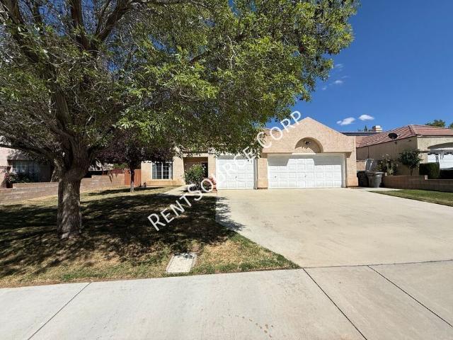 3 Bedrooms/2 Bathrooms Single Story Home for Rent in West Palmdale in Antelope Valley
