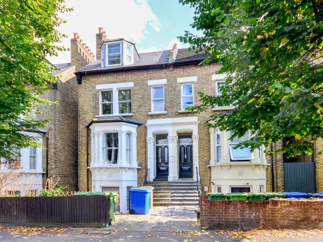 3 Bedrooms Maisonette for Rent in Barry Road | Foxtons