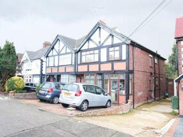 3 Bedrooms Maisonette for rent in Herent Drive, Ilford, Essex IG5