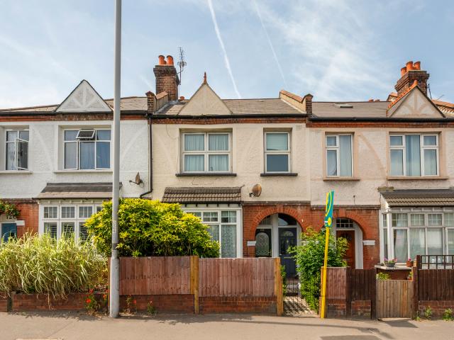 3 Bedrooms Maisonette for Rent in Morden Road | Foxtons