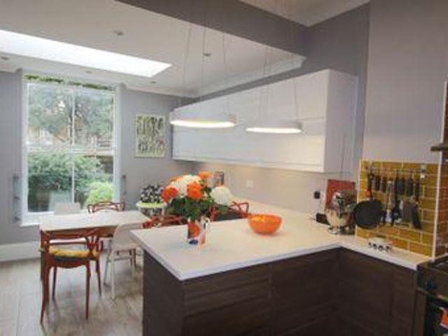 3 Bedrooms Maisonette for sale in Campbell Road, London E3