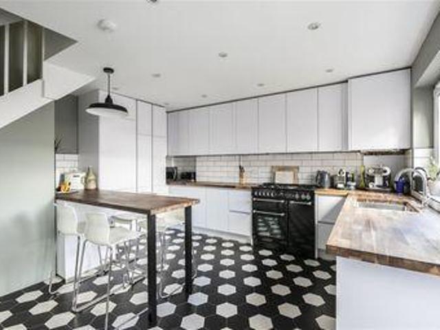3 Bedrooms Maisonette for sale in Inver Close, London E5