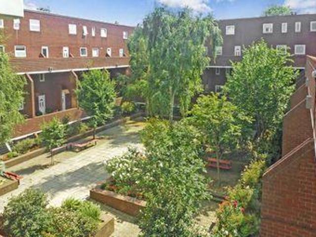 3 Bedrooms Maisonette for sale in Tamar Square, Woodford Green, Essex IG8