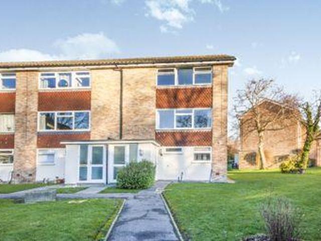 3 Bedrooms Maisonette for sale in York Close, Horsham RH13